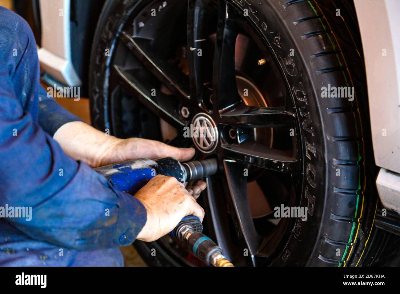 Putting shopping into car hi-res stock photography and images - Alamy