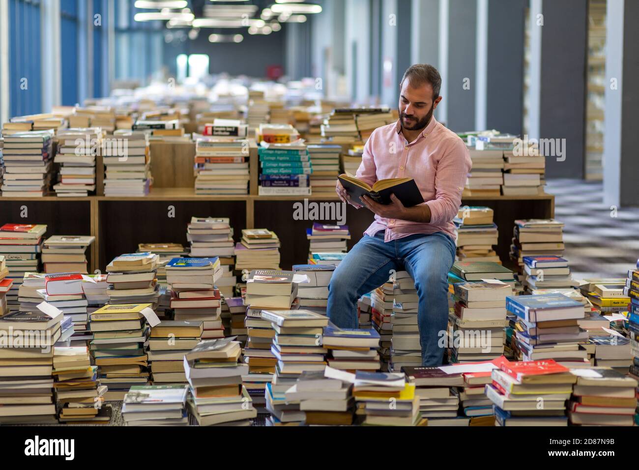 College student reading books in a library Stock Photo - Alamy
