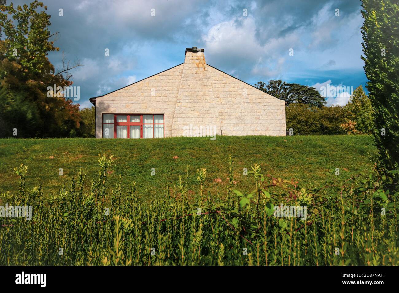 Modern home surrounded by vegetation in the countryside Stock Photo - Alamy