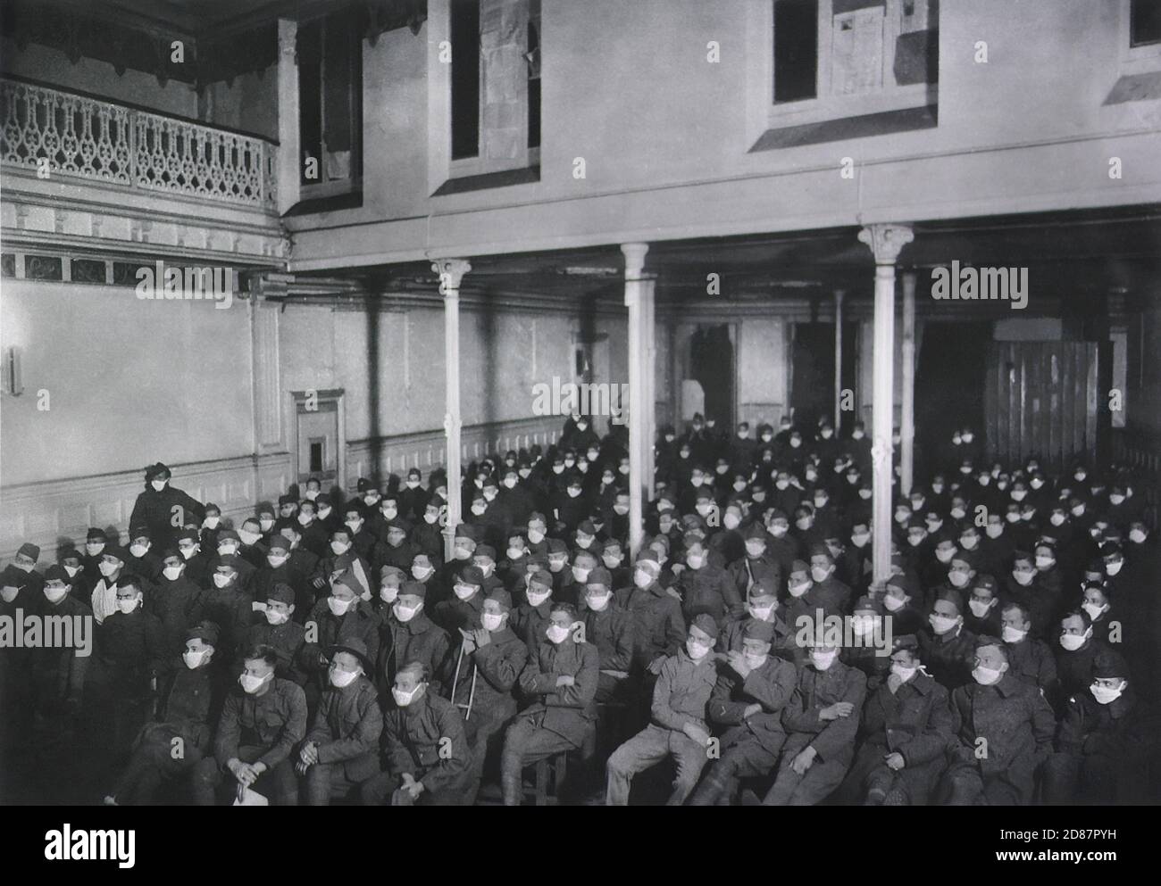 1918 men wearing face masks hi-res stock photography and images - Alamy