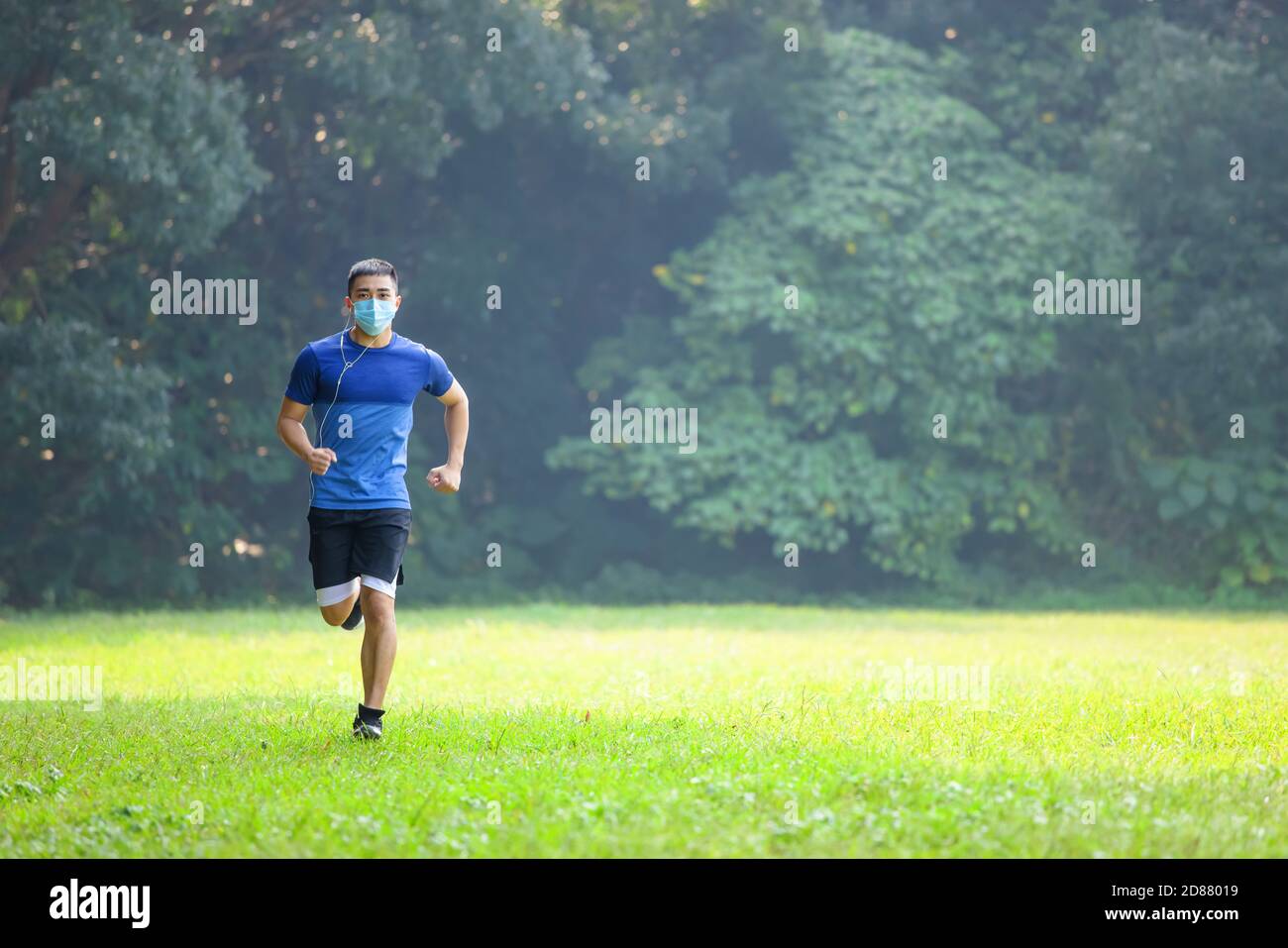Man jogging with mask hi-res stock photography and images - Alamy