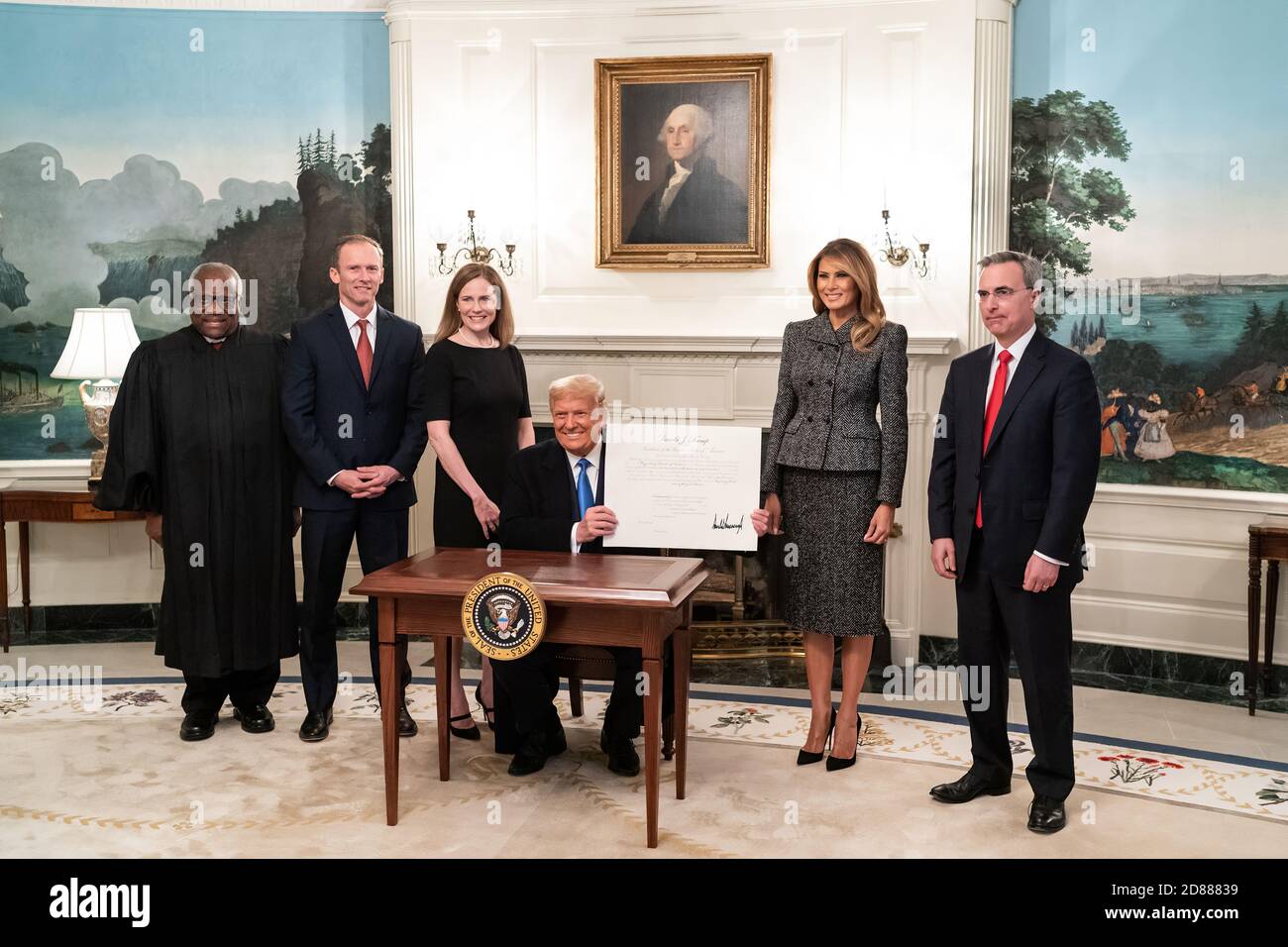 Clarence thomas swearing in hi-res stock photography and images - Alamy