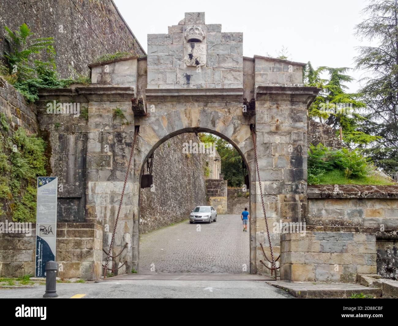 Arriving through the medieval French Gate (Portal de Francia ...