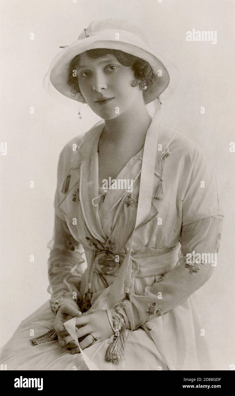 Vintage Postcard. Sari Petrass, Hungarian opera singer - in costume of ...