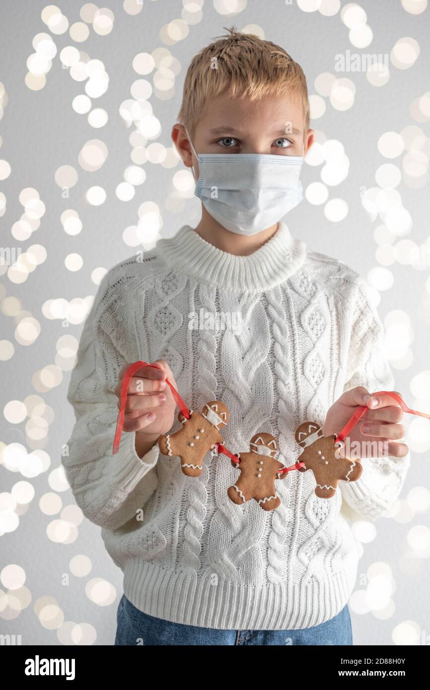 Stay home Christmas gingerbread men with a masks Stock Photo - Alamy