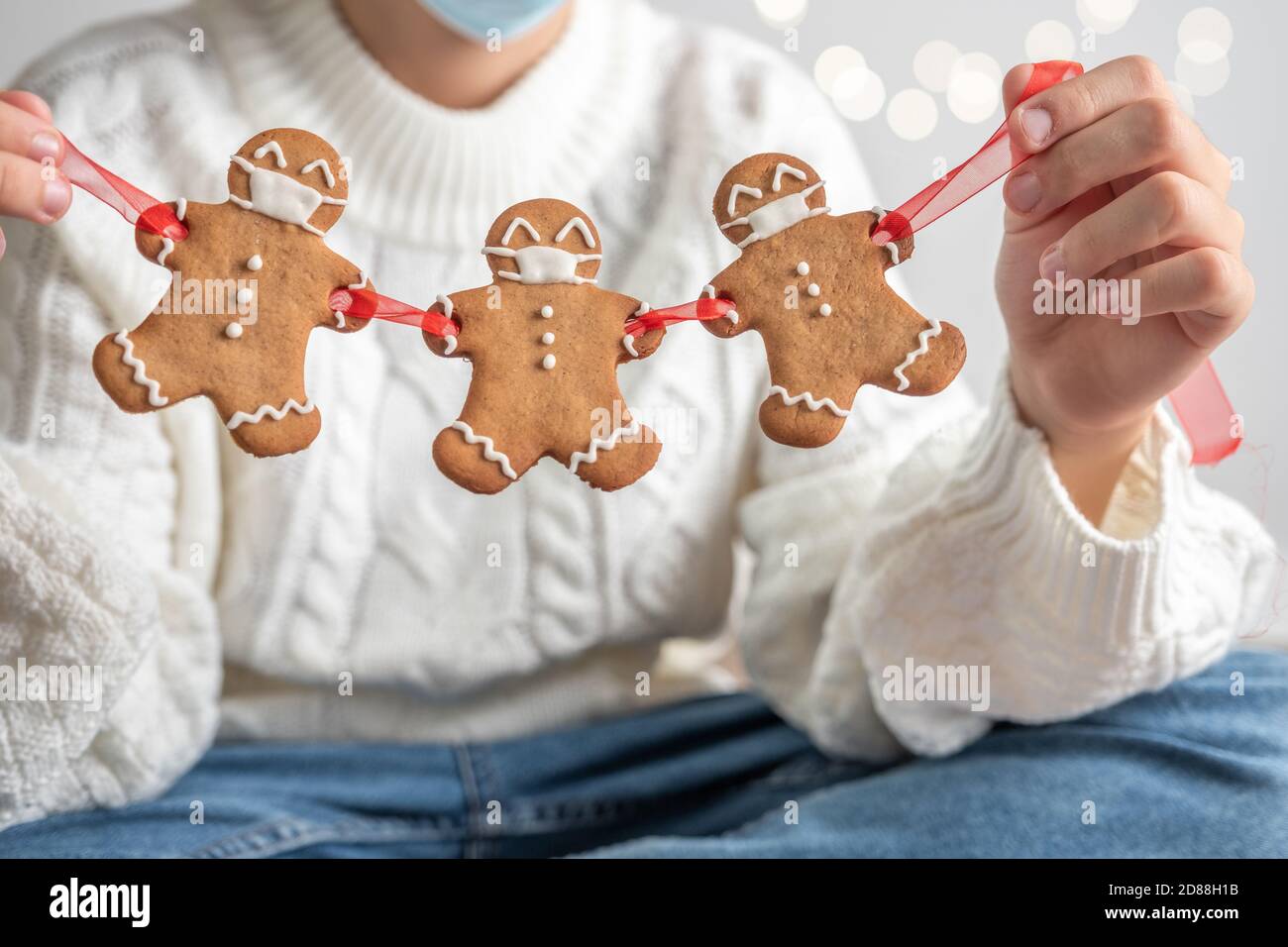 Gingerbread men holding hands hi-res stock photography and images - Alamy