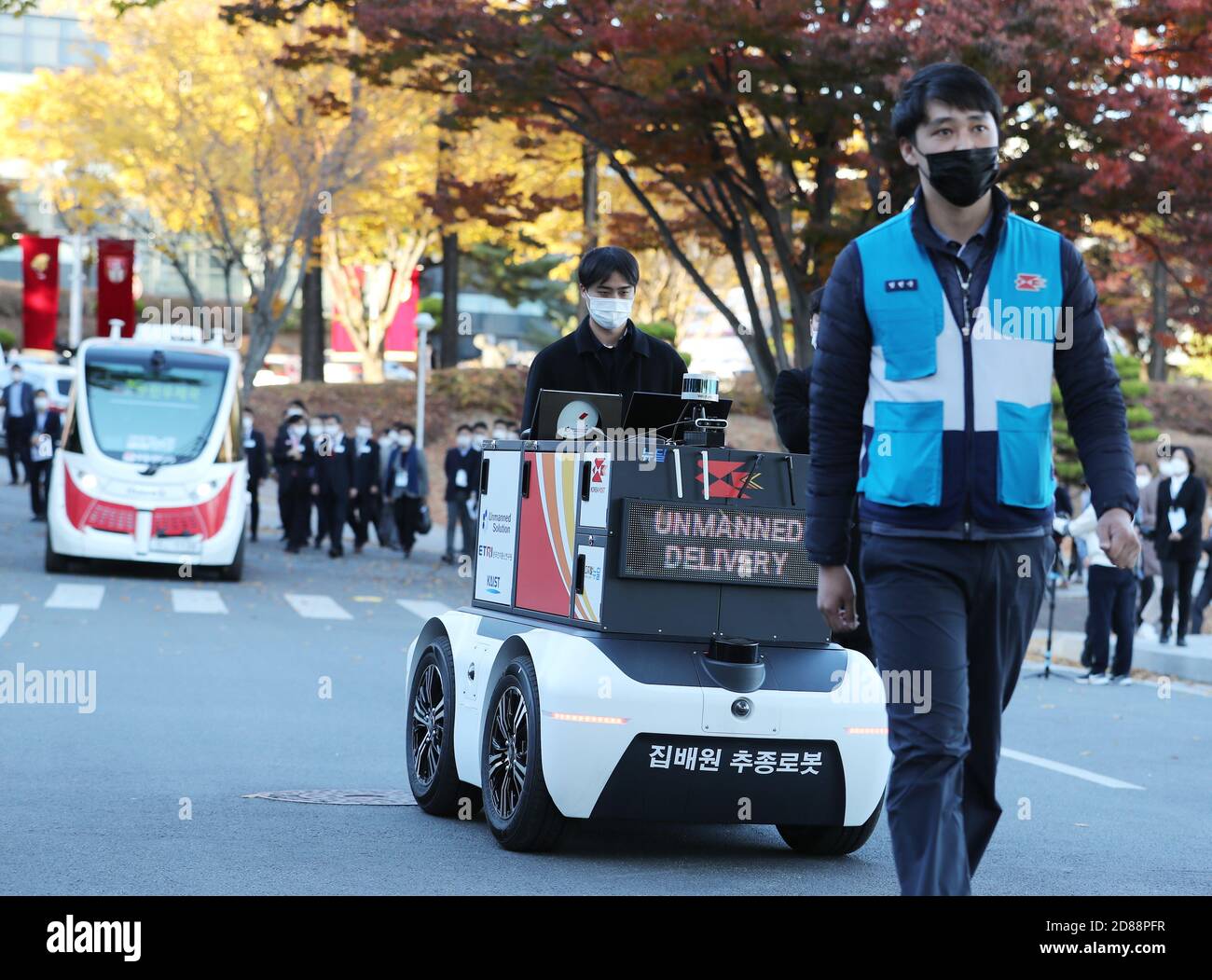 28th Oct, 2020. Autonomous delivery vehicle Korea Post tests a self ...