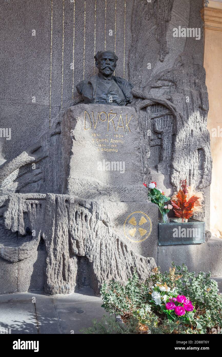 Prague cemetery hi-res stock photography and images - Alamy