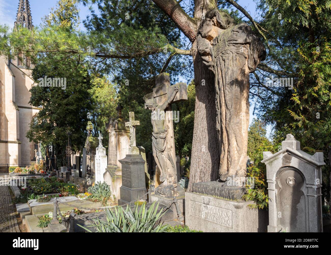 Prague cemetery hi-res stock photography and images - Alamy