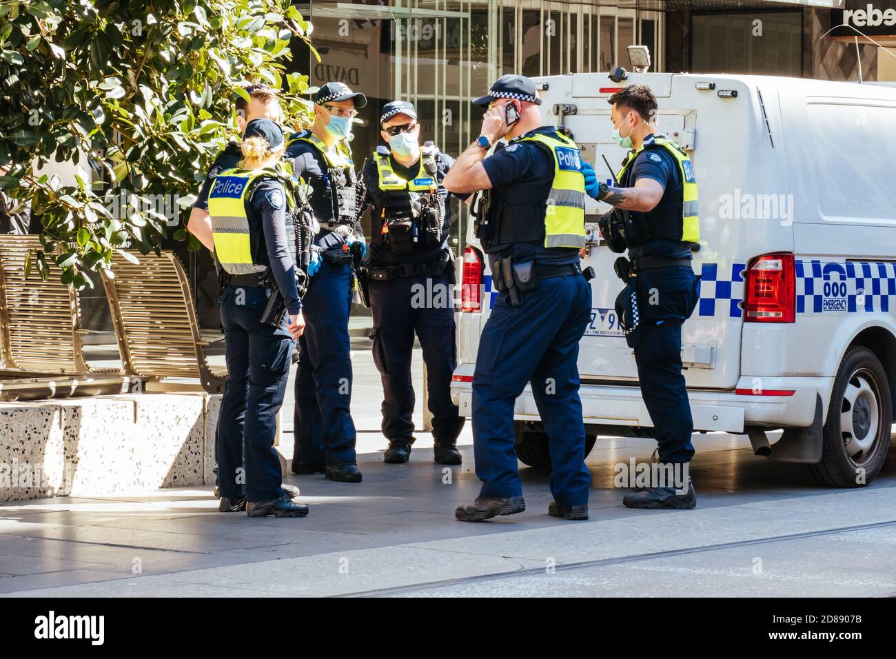 Shopping mall police hi-res stock photography and images - Alamy