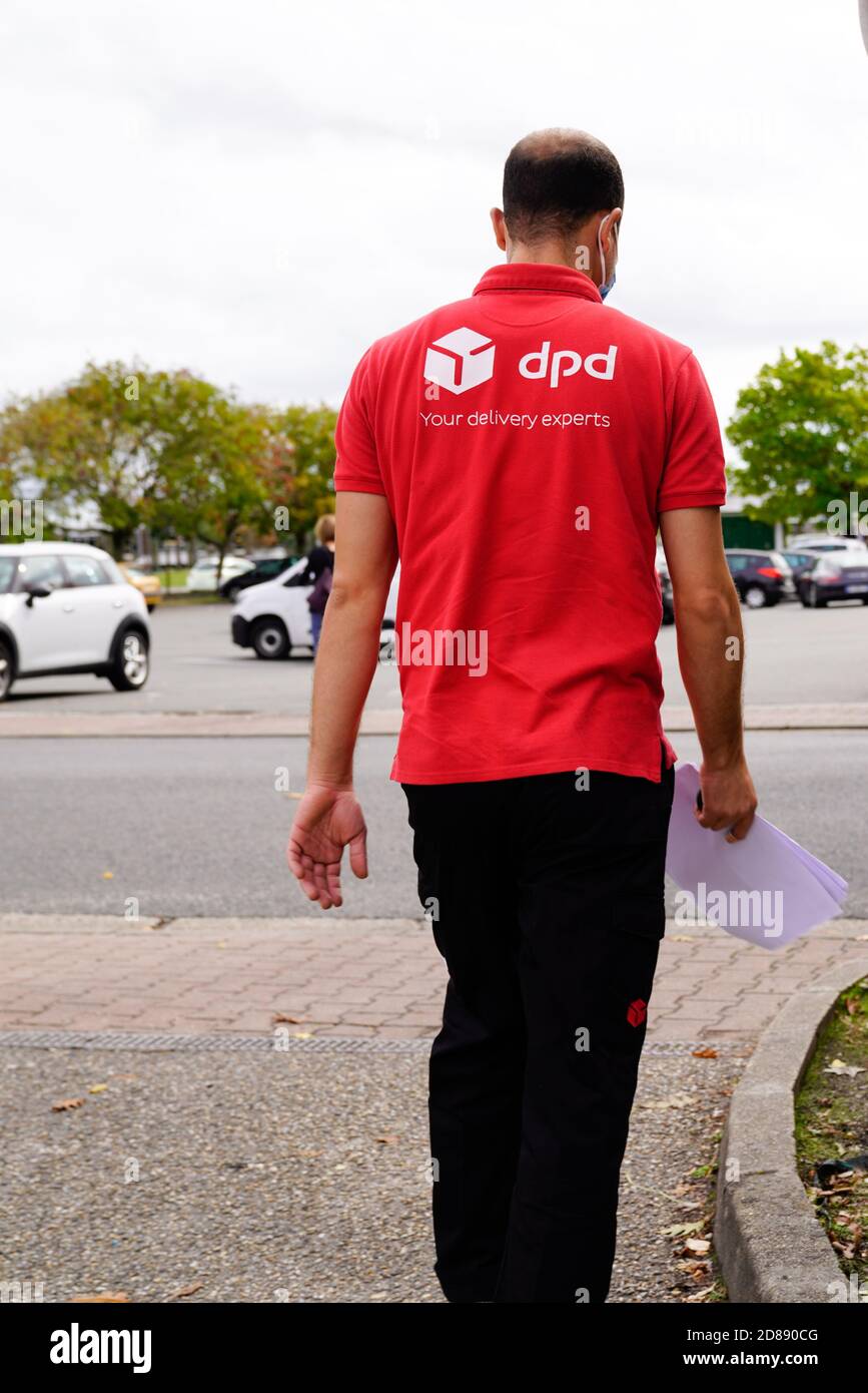 Bordeaux , Aquitaine / France - 16 10 2020 : DPD logo sign on deliver ...