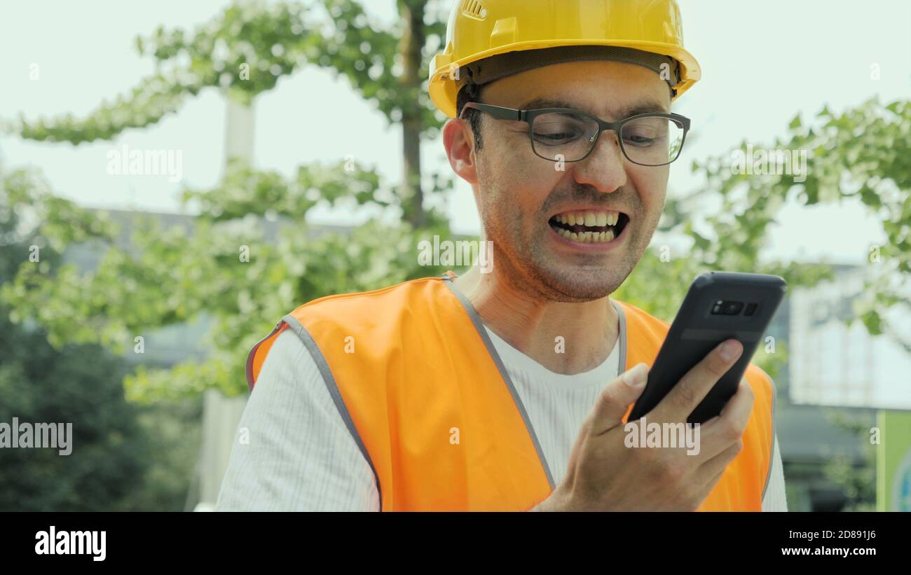 Angry construction worker screaming on the phone Stock Photo - Alamy