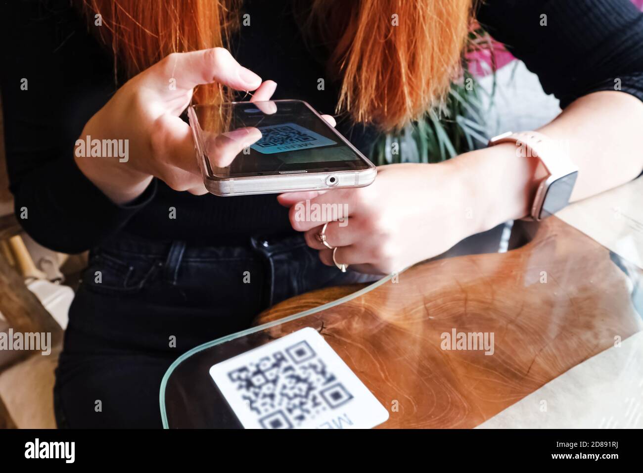 Scan code phone menu cafe hi-res stock photography and images - Alamy
