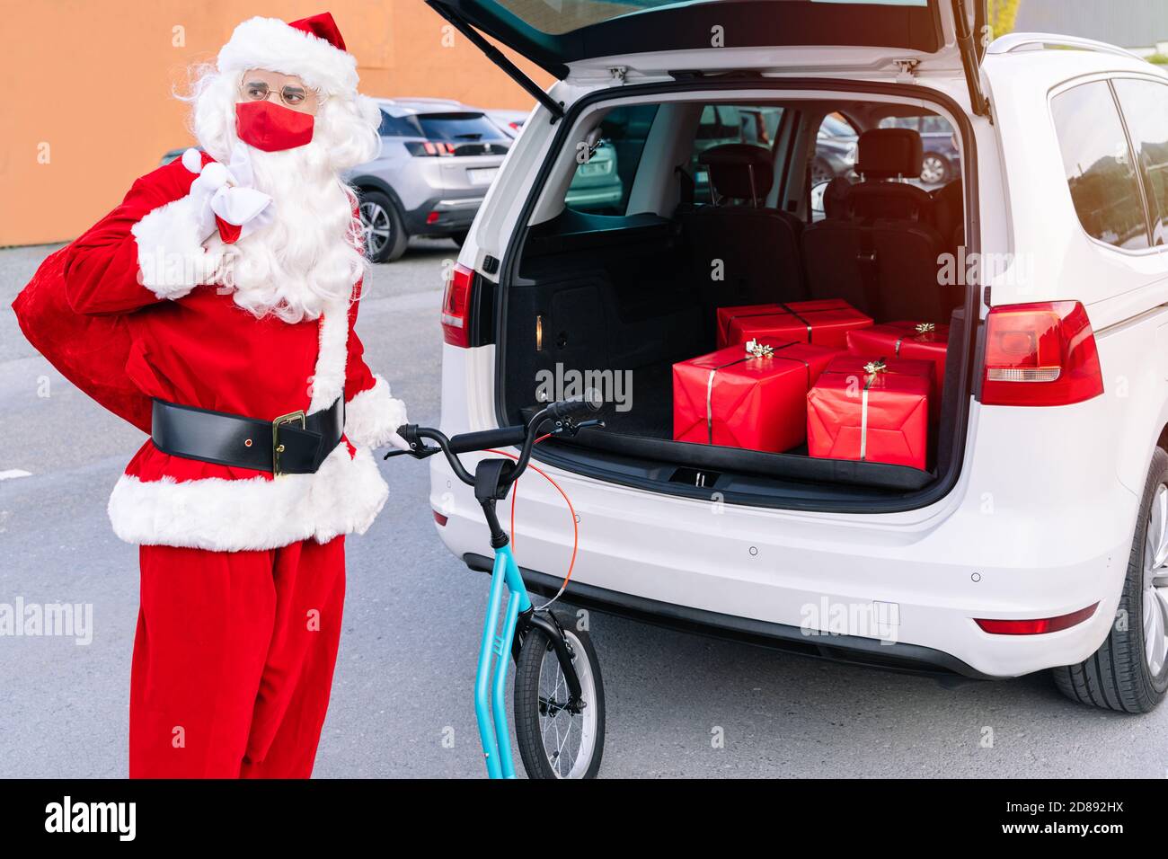 Portrait of Santa Claus with an open car trunk full of gifts with a ...