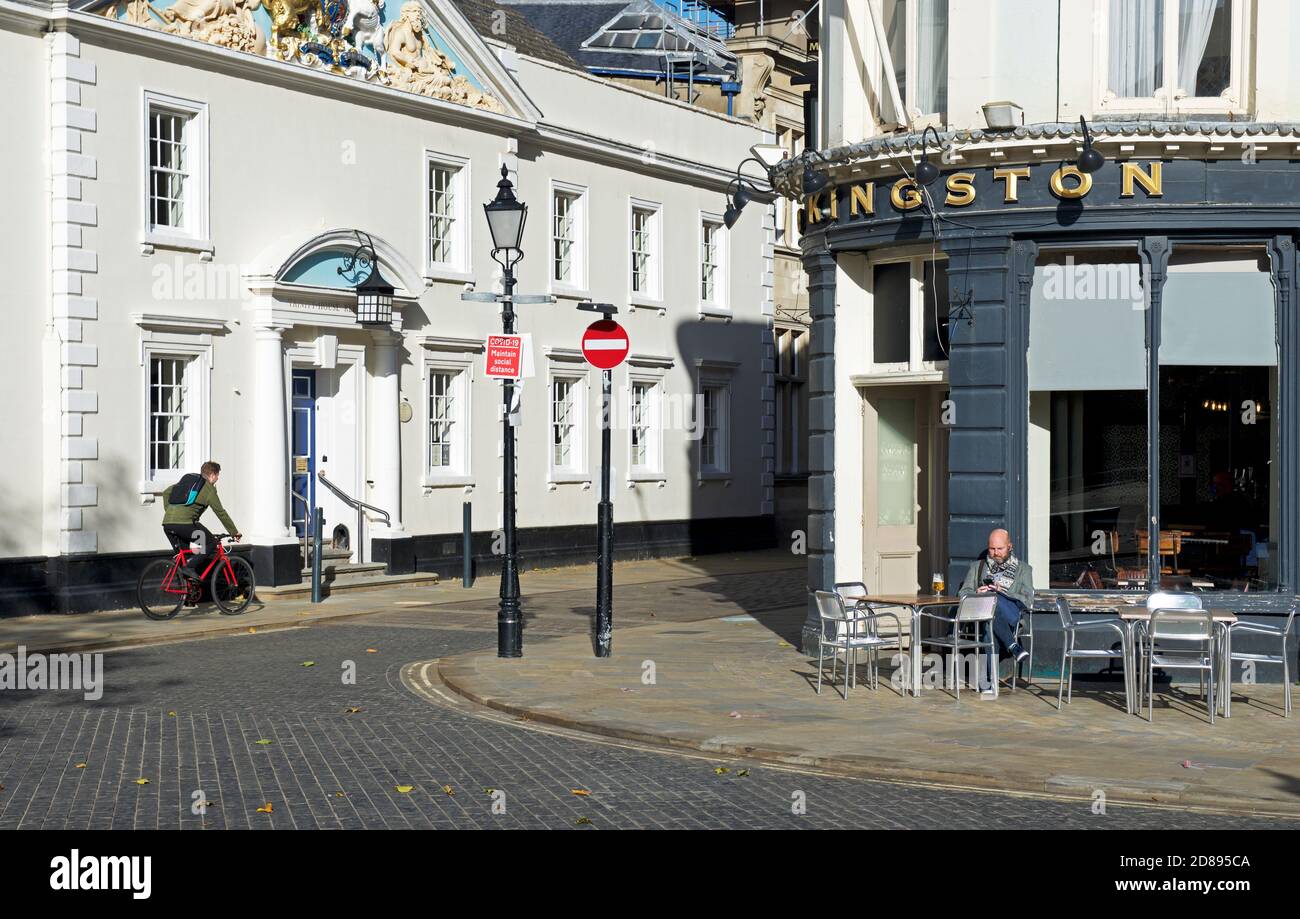 Man enjoying a drink outside the Kingston pub, Trinity Square, Hull ...