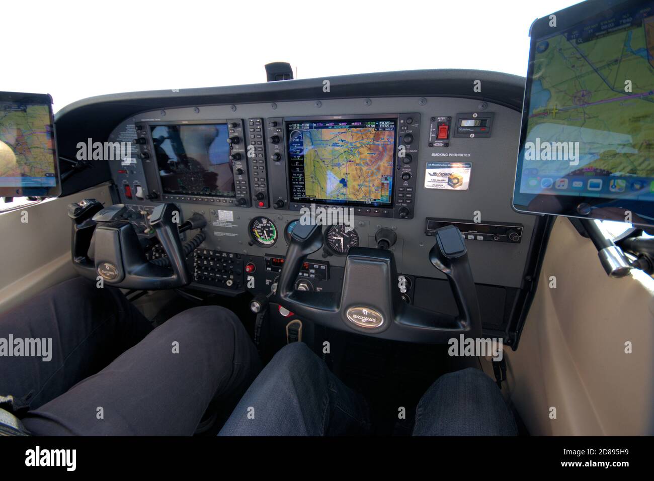 Interior of a Cessna 172 airplane 11.9.2020 Stock Photo - Alamy