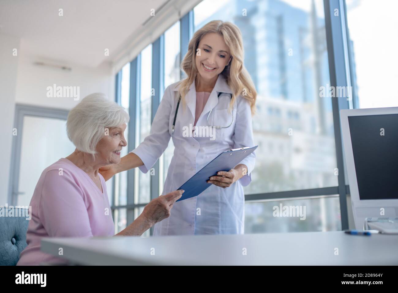 Doctor showing investigation results to the patient Stock Photo - Alamy