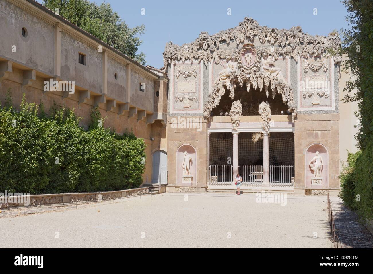 Italian garden grotto hi-res stock photography and images - Alamy