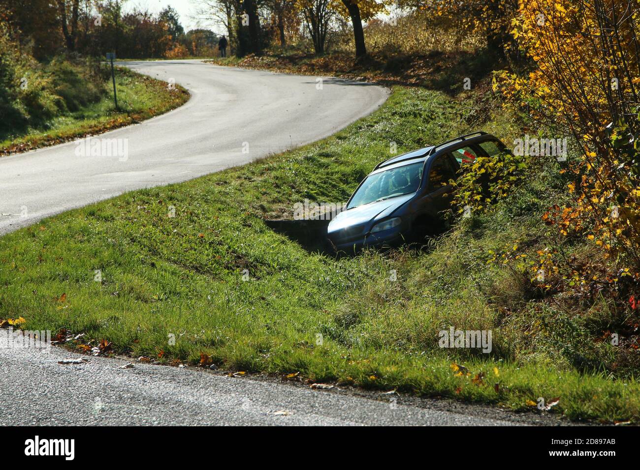 Car in ditch hi-res stock photography and images - Alamy