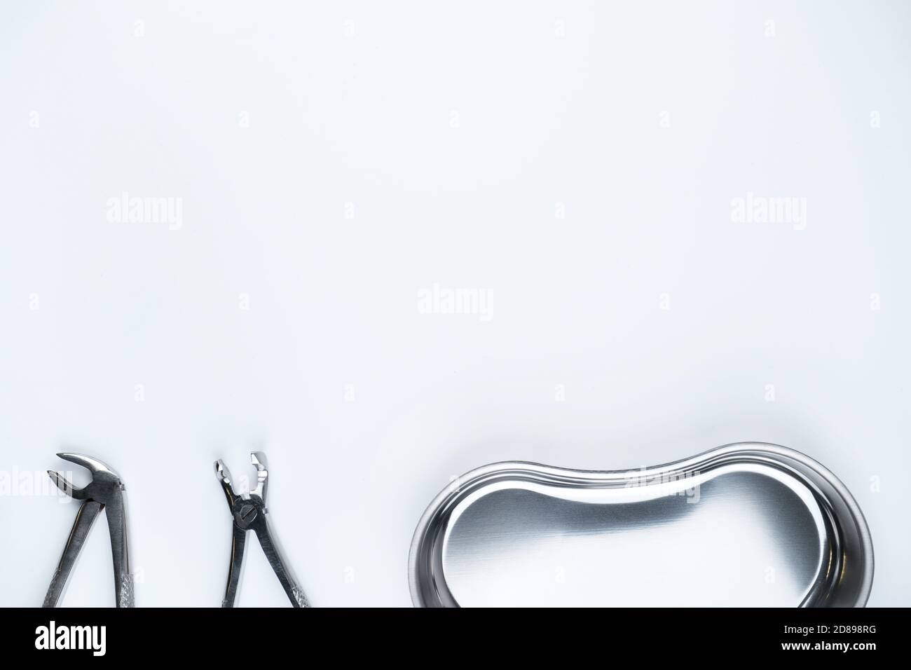 Image of kidney-shaped bowl with dental tools Stock Photo - Alamy