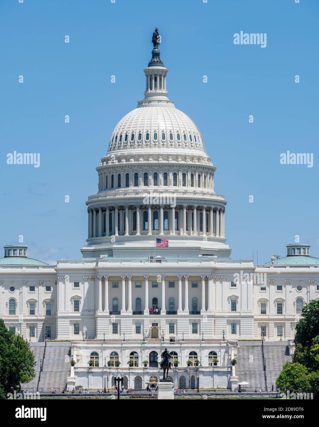 Cantilevered columns hi-res stock photography and images - Alamy