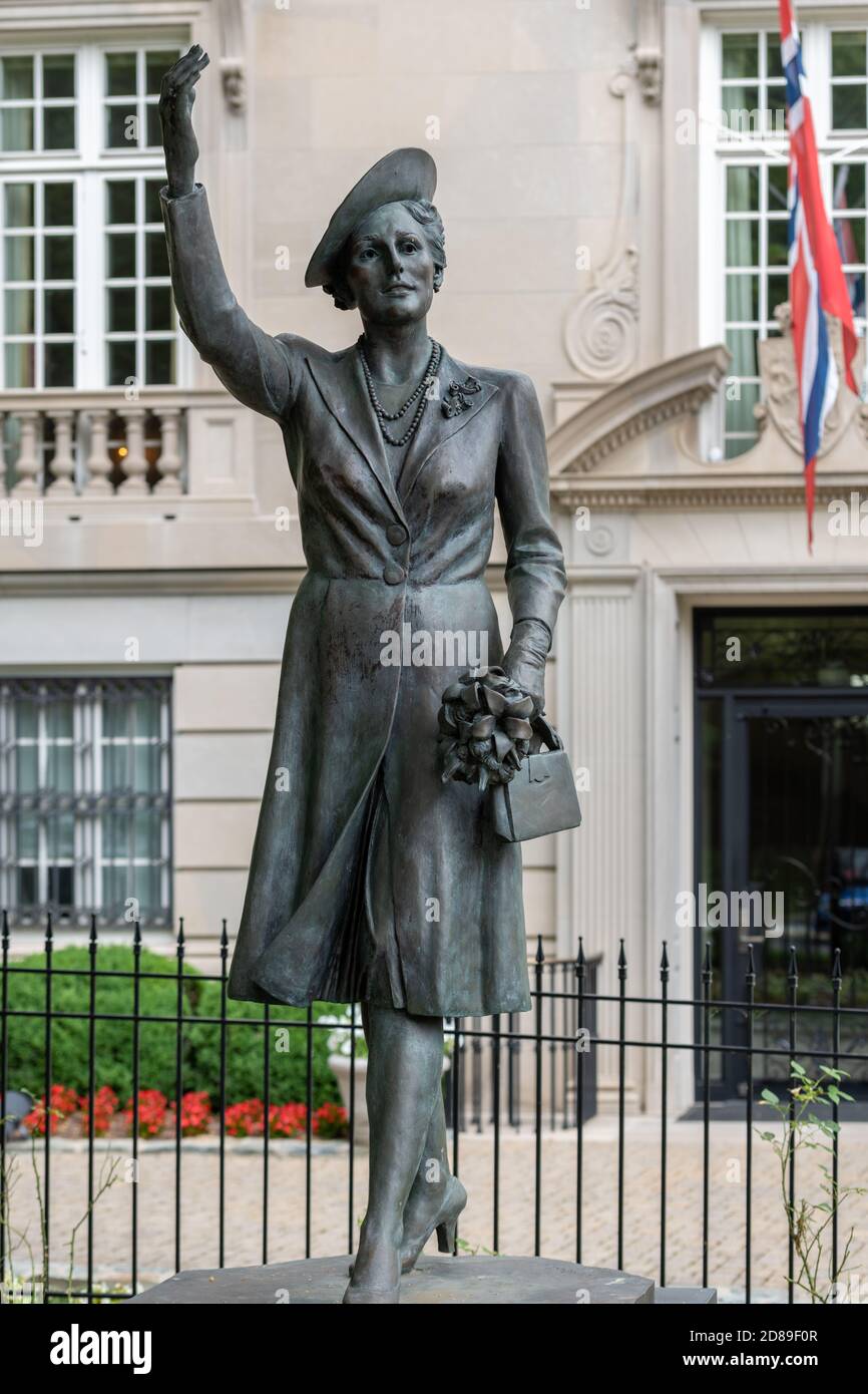 Kirsten Kokkin's bronze statue of Crown Princess Märtha of Norway in ...