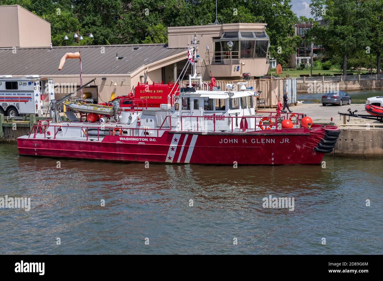 Dc fireboat river rescue team hi-res stock photography and images - Alamy