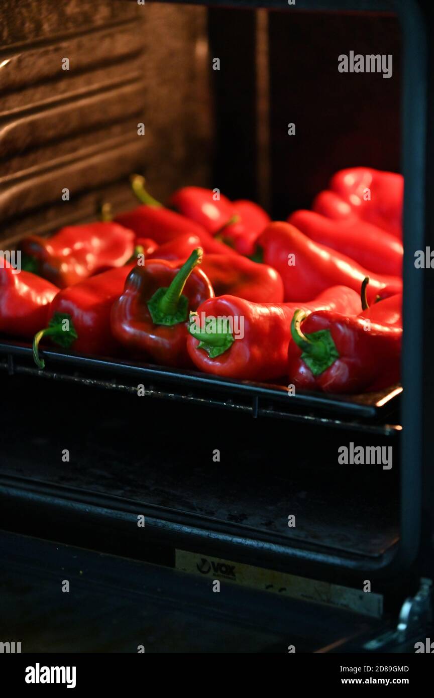 Red food tray hi-res stock photography and images - Alamy