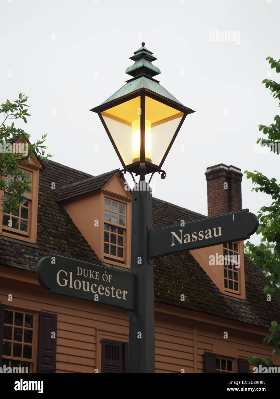 A lamppost with pointers in Colonial Williamsburg Stock Photo - Alamy