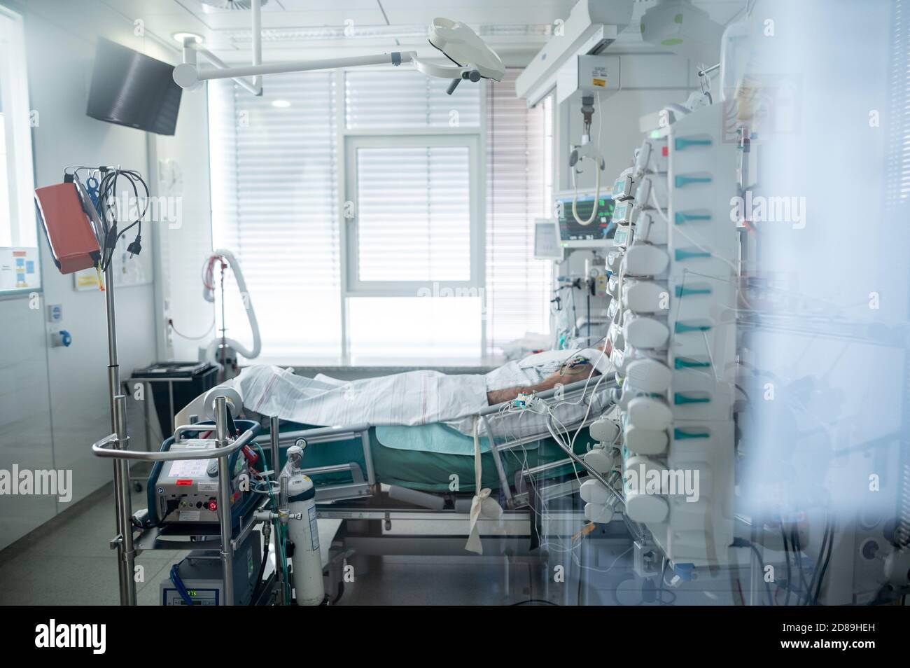 Ecmo hi-res stock photography and images - Alamy