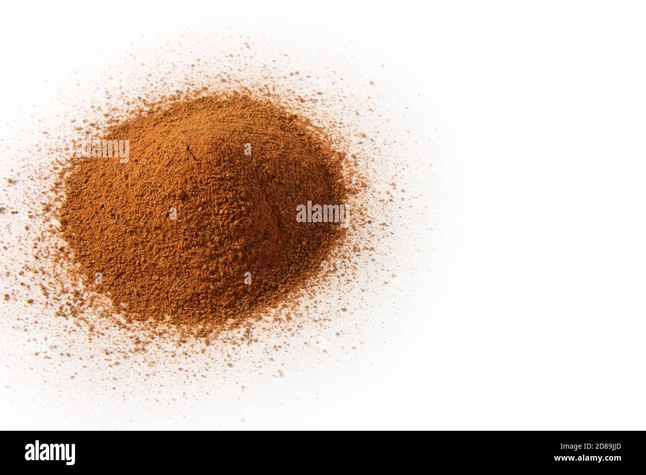 Cinnamon powder heap isolated on white background Stock Photo - Alamy