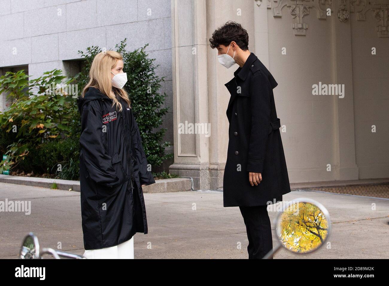 Julia garner anna hi-res stock photography and images - Alamy