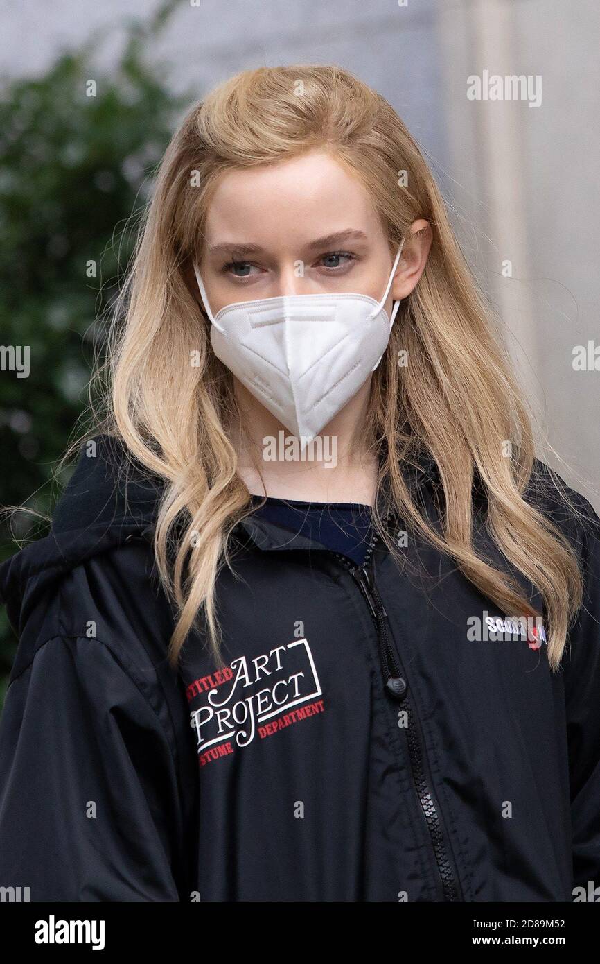 Julia garner anna hi-res stock photography and images - Alamy