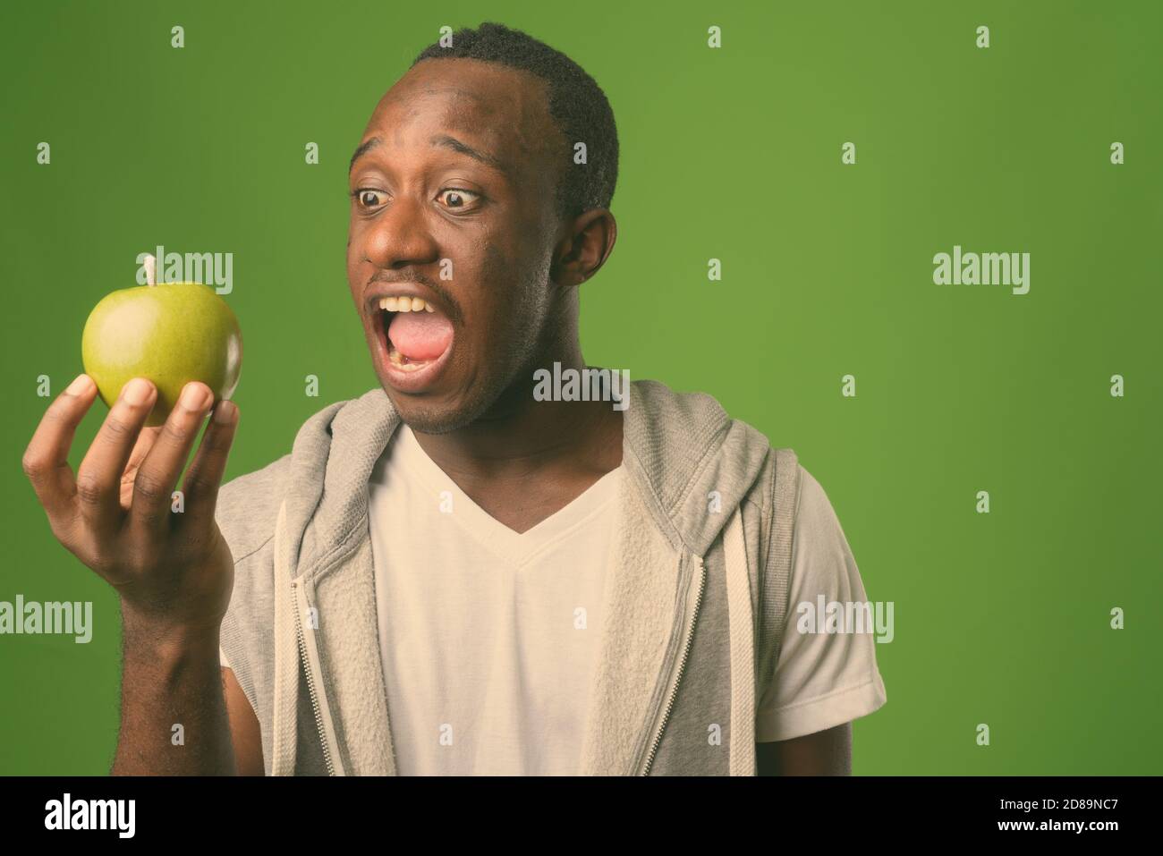 African man eating apple hi-res stock photography and images - Alamy