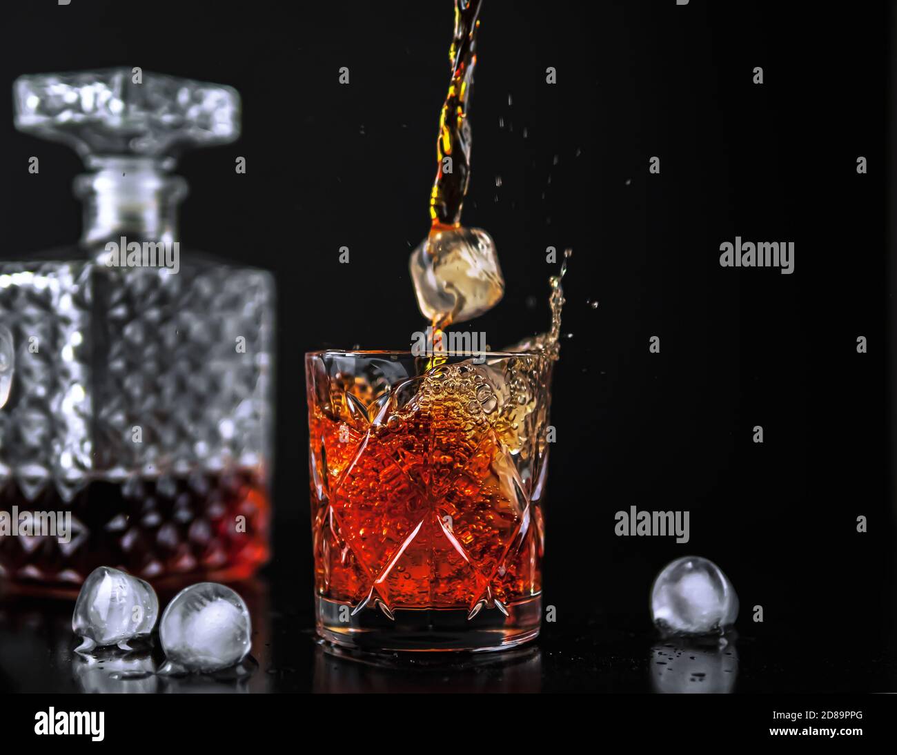 Glass whiskey falling ice cubes hi-res stock photography and images - Alamy