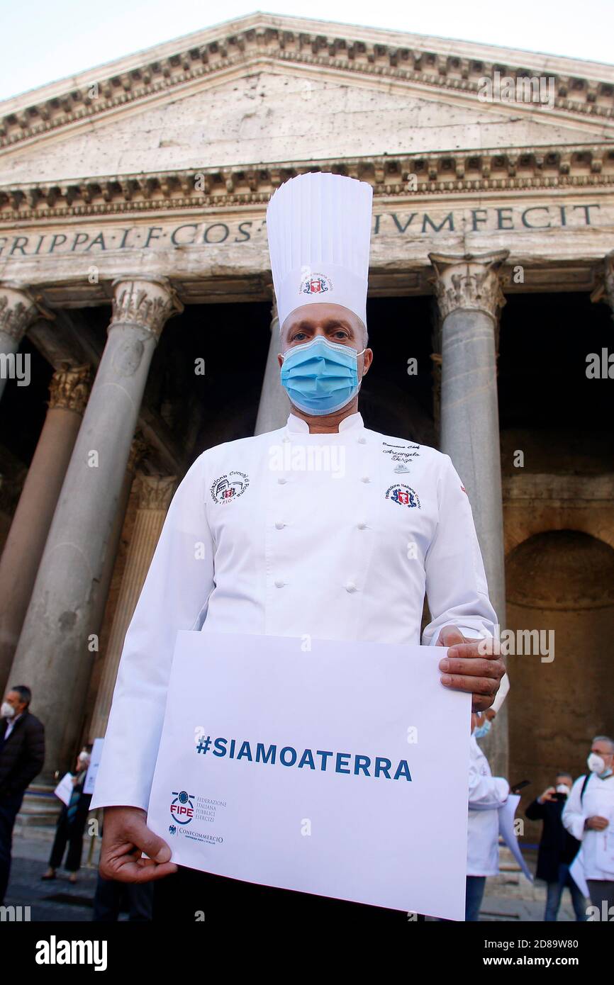 Rome, Italy. 28th Oct, 2020. Demonstration of the Italian restaurateurs ...