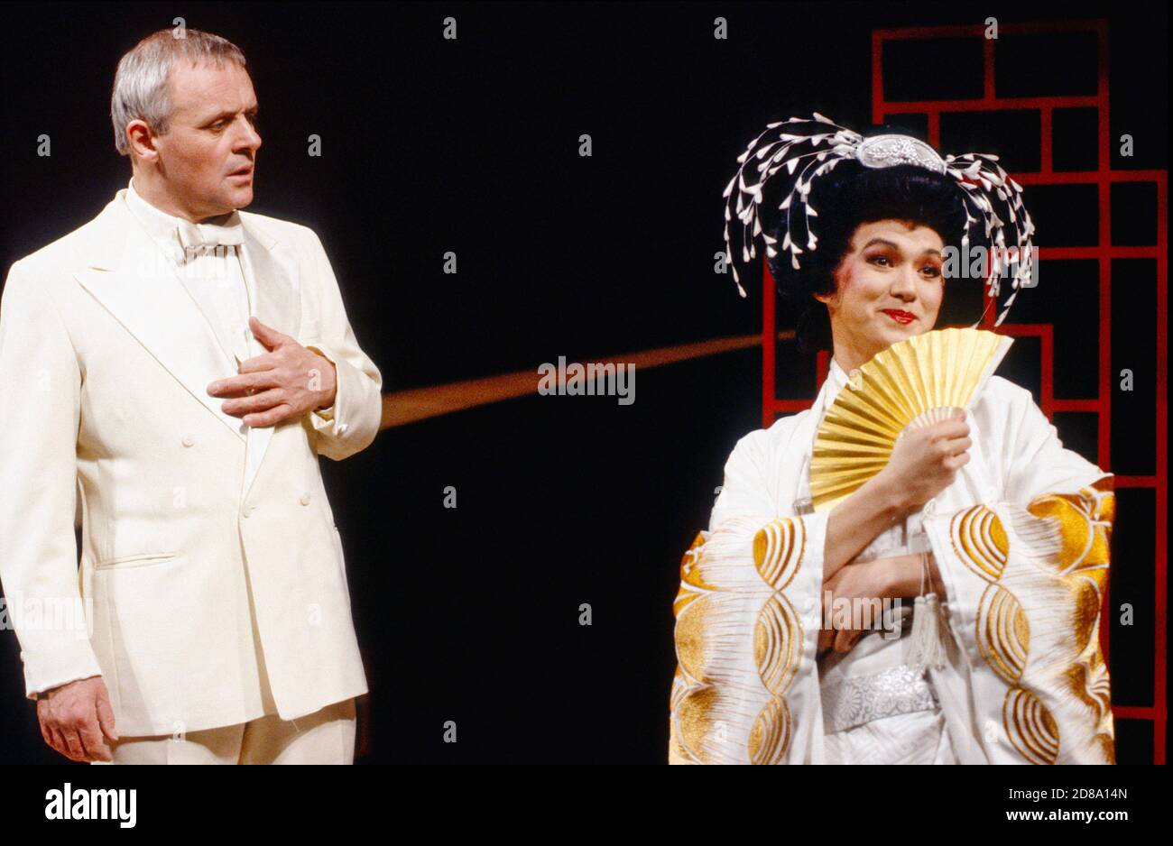 Anthony Hopkins (Rene Gallimard), G. G. Goei (Song Liling) in M ...