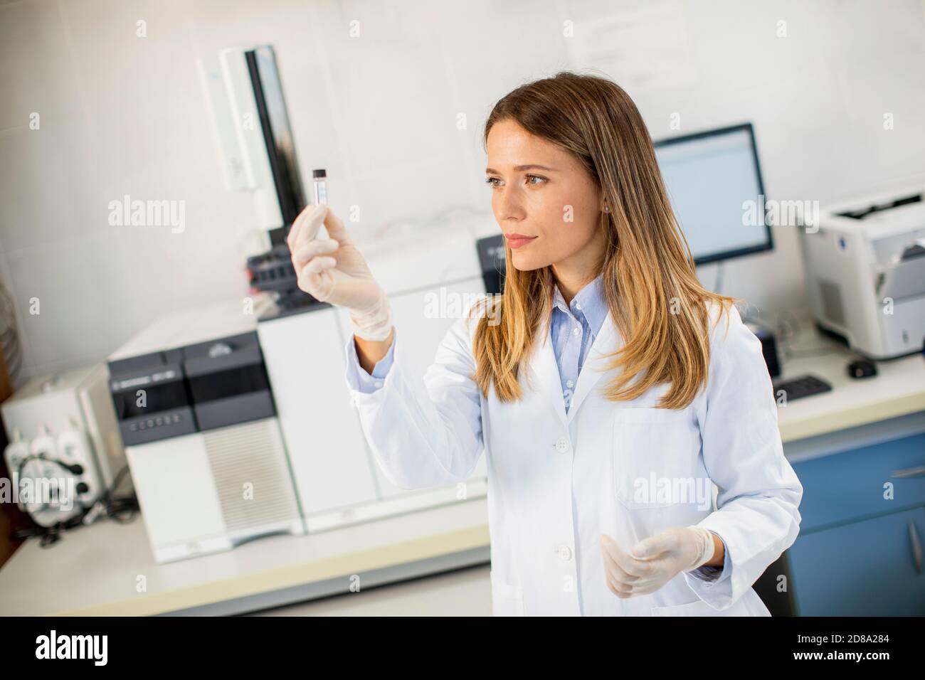 Chemist spectrometer sample hi-res stock photography and images - Alamy