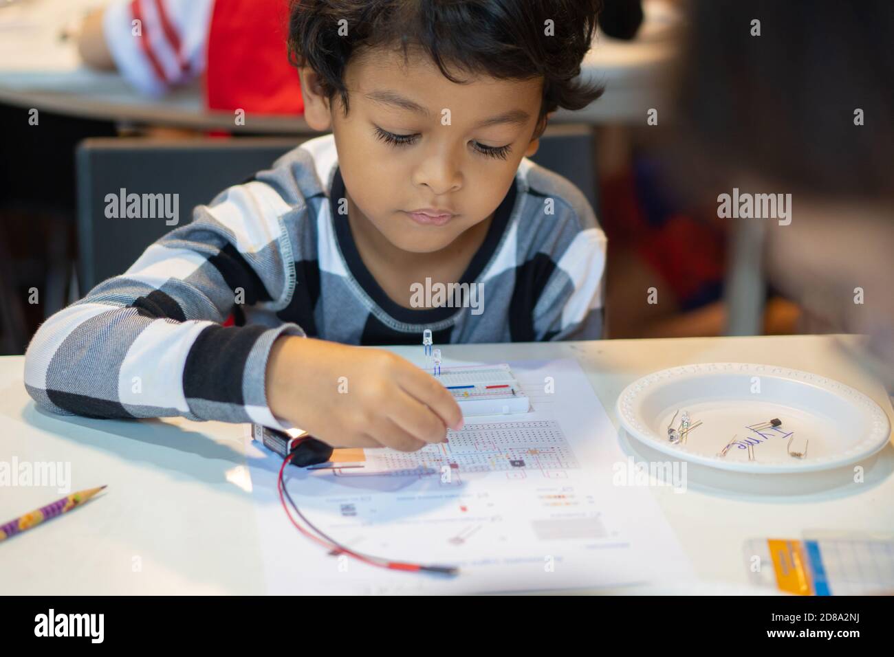 Children learn to connect electric circuits in the classroom Stock ...