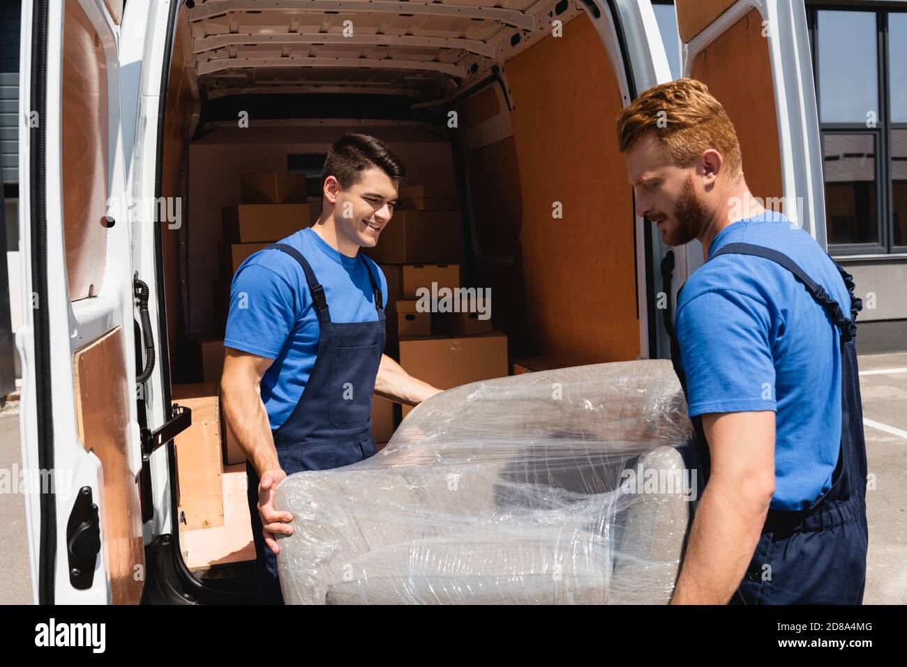 Truck loading furniture hi-res stock photography and images - Alamy