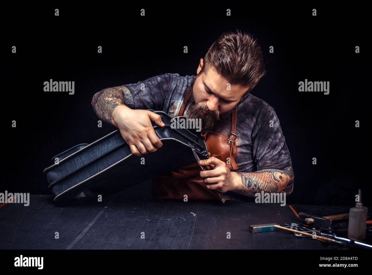 Leather artisan cutting out hi-res stock photography and images - Alamy