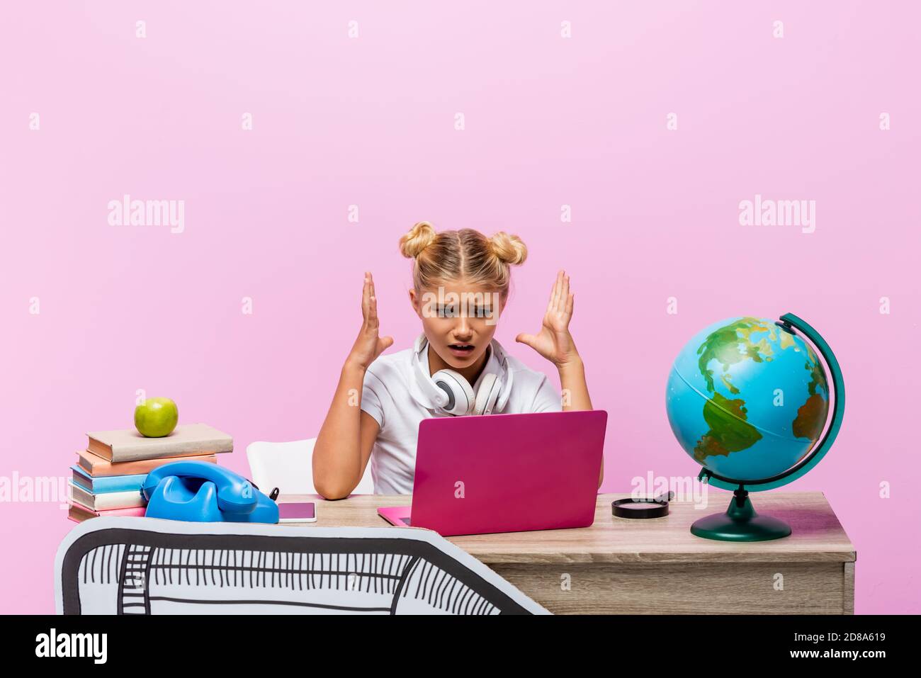Angry looking back girl hi-res stock photography and images - Alamy