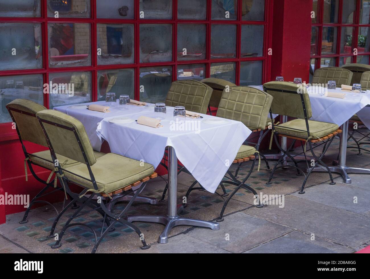 Restaurant dining al fresco outside tables hi-res stock photography and ...
