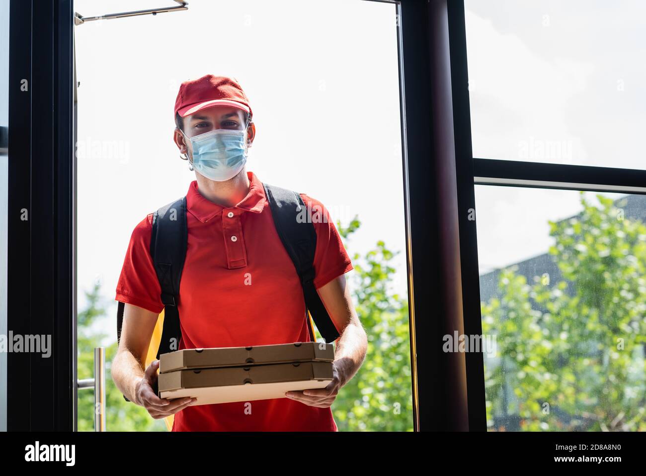 Pizza delivery man door hi-res stock photography and images - Alamy