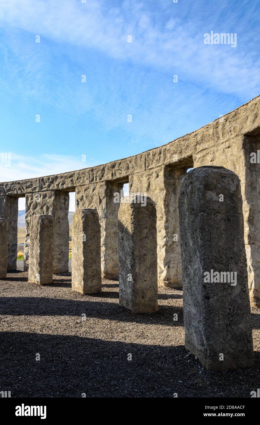 Washington maryhill concrete stonehenge hi-res stock photography and ...