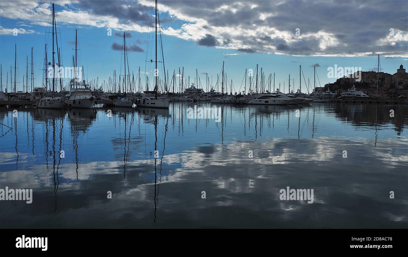Harbor landscapes hi-res stock photography and images - Alamy