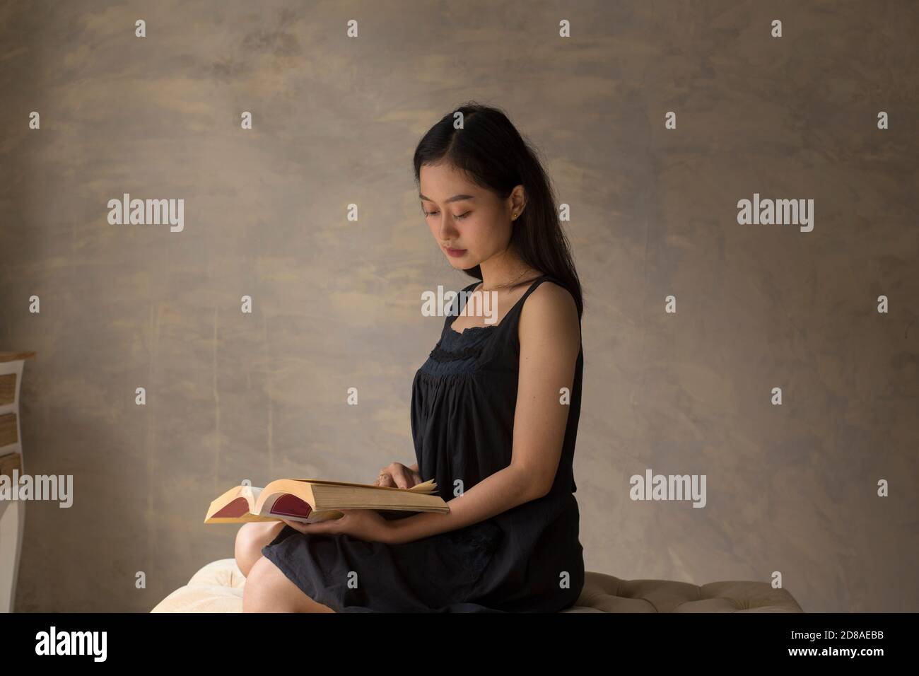 beautiful asian woman reading a book Stock Photo - Alamy