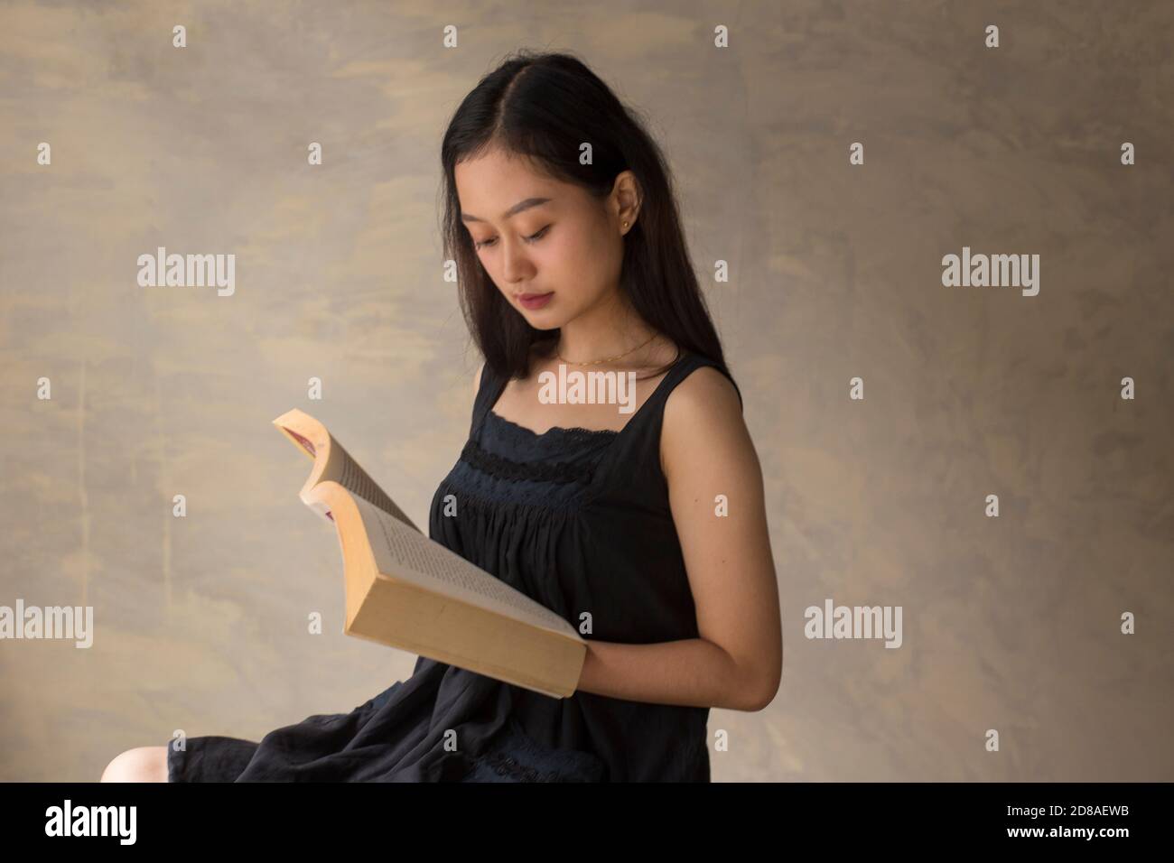 beautiful asian woman reading a book Stock Photo - Alamy
