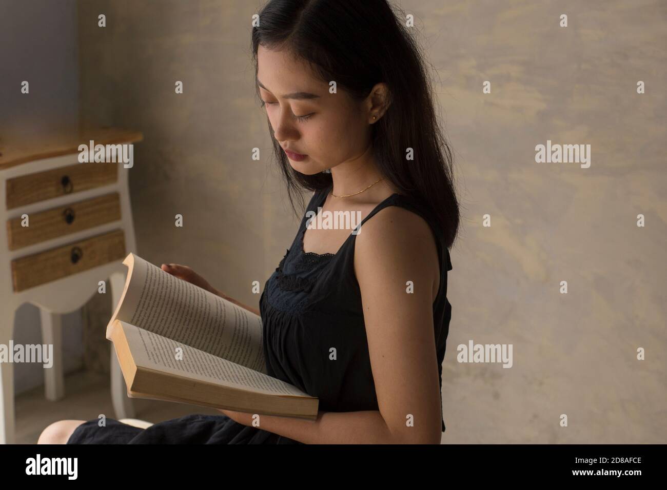 beautiful asian woman reading a book Stock Photo - Alamy