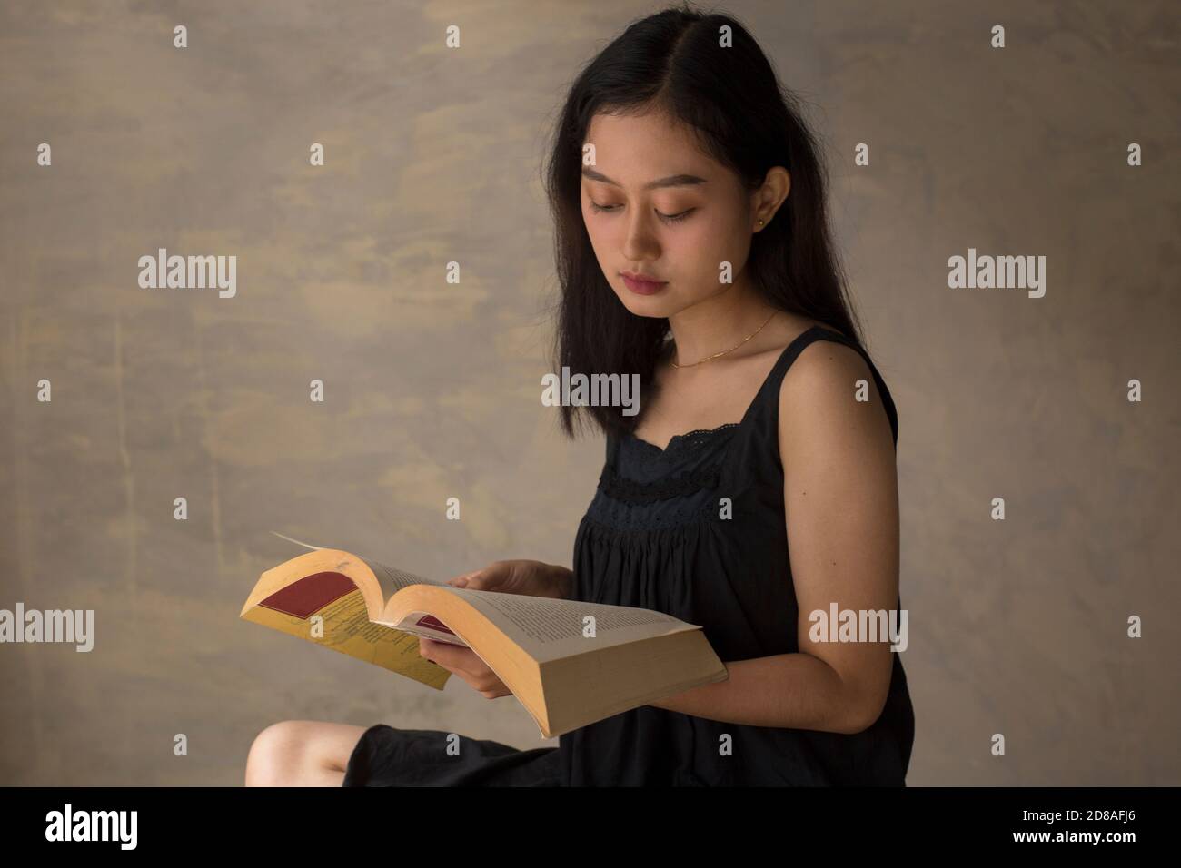 beautiful asian woman reading a book Stock Photo - Alamy